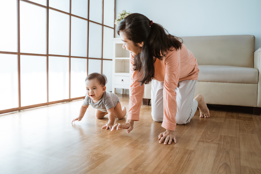 Stimulasi Bayi Duduk dan Merangkak Agar Cepat Terampil